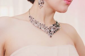 Co to jest kolia? Kultowy naszyjnik — nie tylko na ślub! | Blog Renee