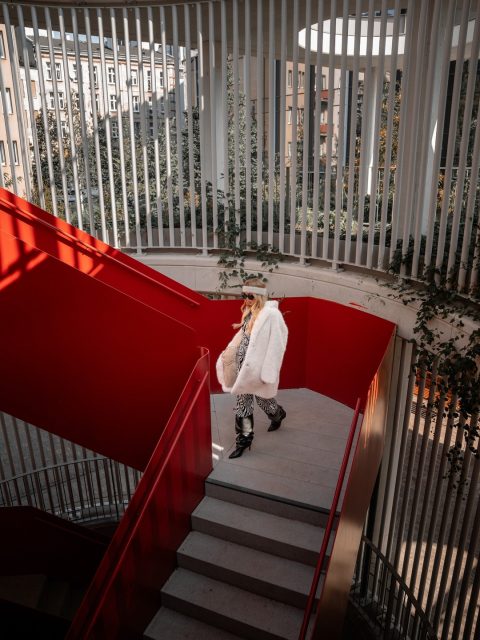 Jaki kolor pasuje do bordowego ubrania? Przykłady stylizacji | Blog Renee